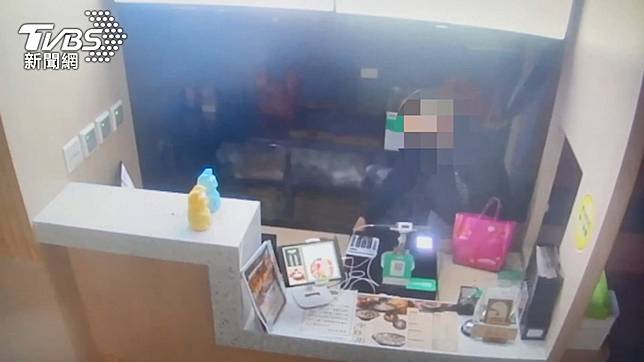 從信箱撈遙控器！男「一夜狂偷4店」 得手10萬 | TVBS | LINE TODAY