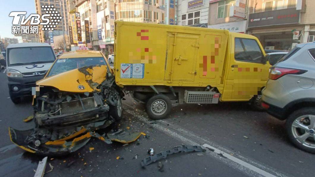 塞到懷疑人生？疑未保持距離 台中5車撞成團、1駕駛送醫 | TVBS | LINE TODAY