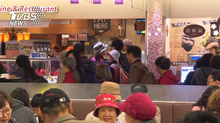 「沒位子坐」機捷免費試搭 二航美食街塞爆 | TVBS | LINE TODAY