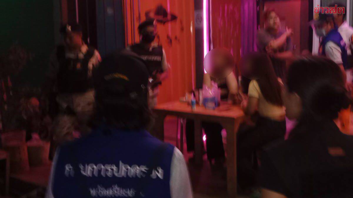 บุกจับ 2แม่ลูกร้านโอเกะดัง กันทรลักษ์ ลอบพาสาวอายุต่ำกว่า18 ค้าประเวณี | Khaosod | LINE TODAY