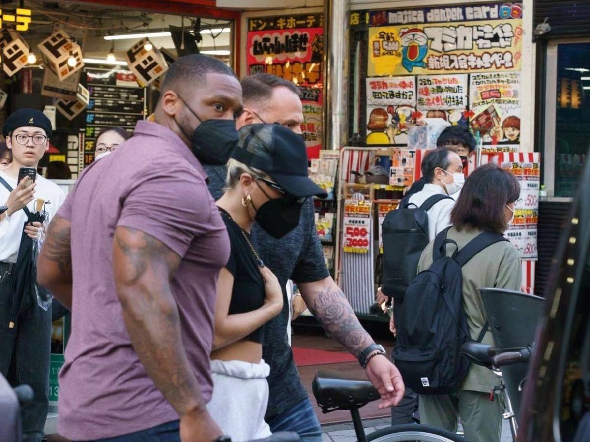 Lady Gaga 現身東京 DON DON DONKI 唐吉訶德爆買！整整 10 袋戰利品瞬間塞爆後車廂！ | JUKSY街星 | LINE TODAY