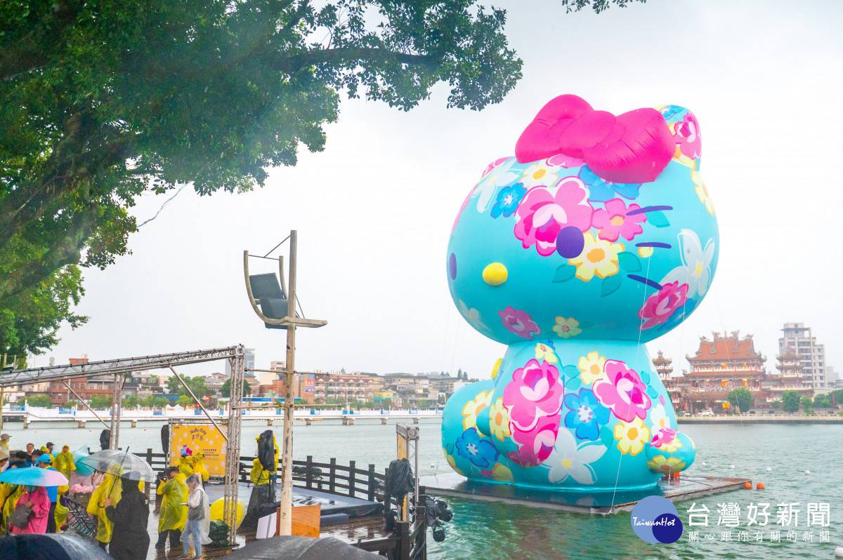 全台最大「Hello Kitty來作客」亮相 客家藍衫展現藝術國際化 | 台灣好新聞 | LINE TODAY