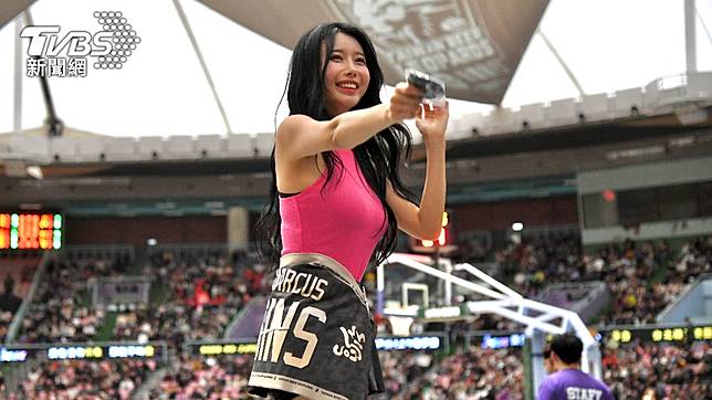 多圖／韓職女神李雅英辣翻！緊身衣抖動「渾圓曲線」甜笑應援 | TVBS | LINE TODAY