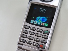 國外神人把懷舊 Sony CMD-Z5 手機改成 Android 系統 | LINE購物