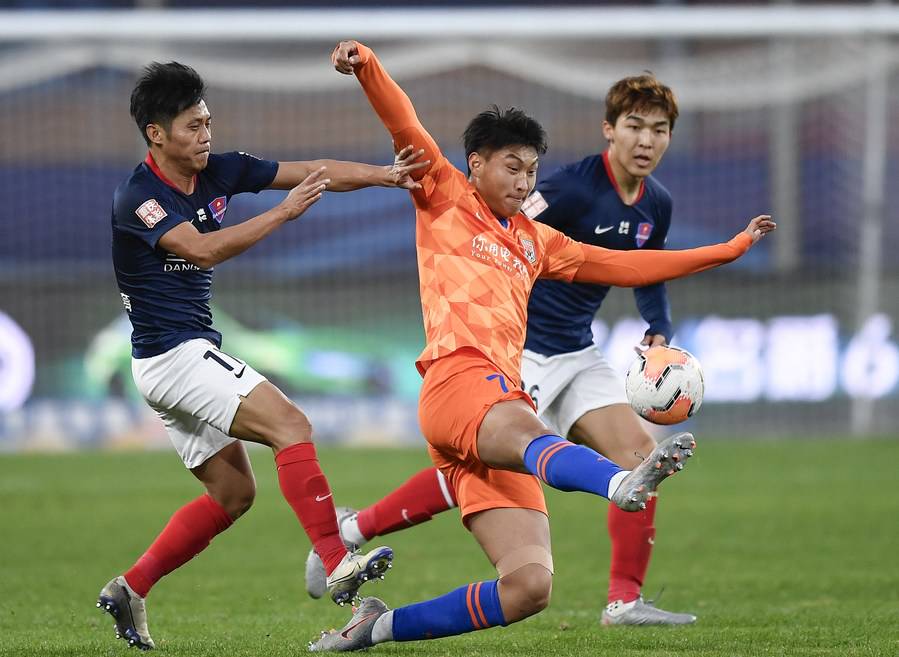 Chinese striker Guo Tianyu goes on loan to Portugal's Vizela | XINHUA ...