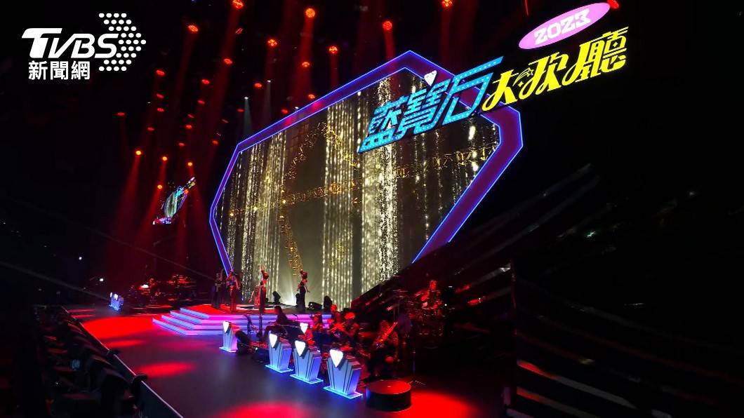 復刻華麗秀場 王彩樺拚了！化身台版Jisoo辣跳「開花舞」 | TVBS | LINE TODAY