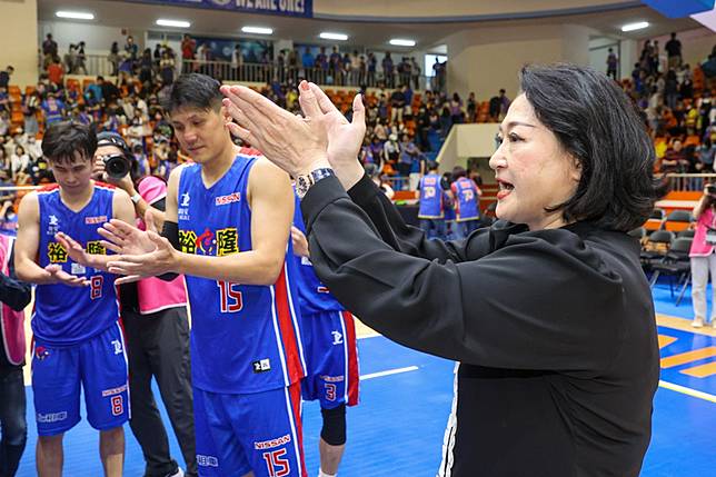 SBL裕隆戰台銀 嚴陳莉蓮觀賽（2）(圖) | 中央通訊社 | LINE TODAY