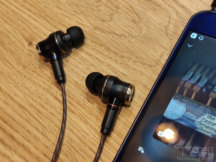 JVC 在台發表全新一代木質振膜入耳式耳機 HA-FW1800，主打逼真生動的音效表現，售價 18,900 元 | LINE購物