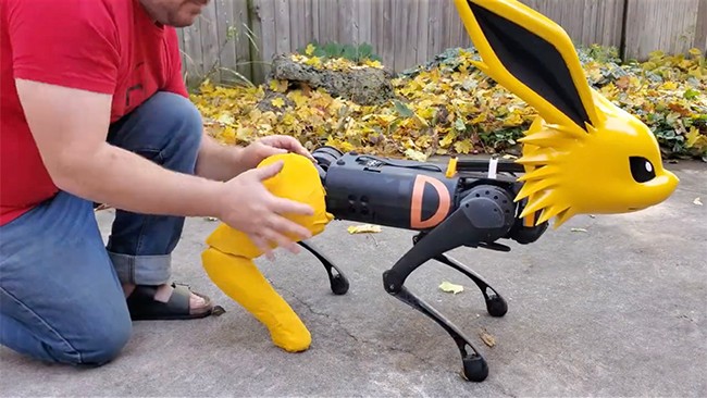 歩くポケモンゲットだぜ!? 犬型ロボットを等身大サンダースに変身させた「Full-Sized Jolteon Robot」(bouncy)