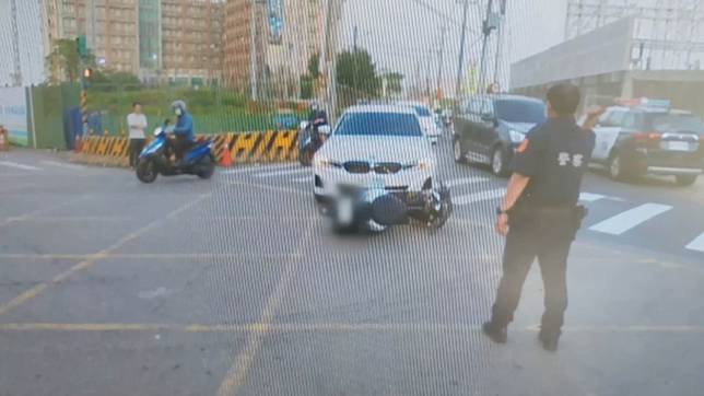 騎車耍帥GG了！ 男翹孤輪失控「自摔撞BMW」 | TVBS | LINE TODAY