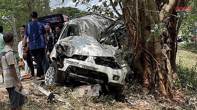 สลด ตาวัย82 ขับปาเจโร่ กลับจากไปหาลูก รถเสียหลักพุ่งชนต้นไม้ดับคาที่ | Khaosod | LINE TODAY