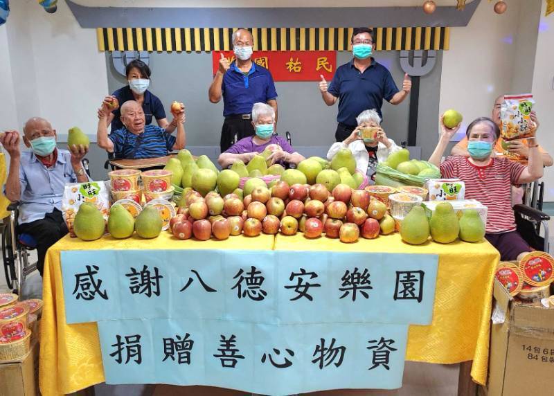佳里榮家感謝八德安樂園贈愛心物資 關懷住民長輩 | 勁報 | LINE TODAY