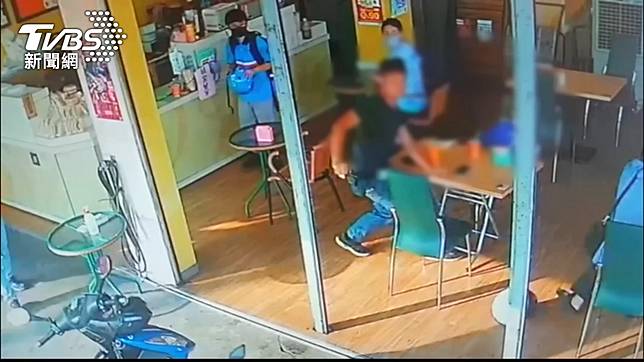 台中最強老爸！秒抓起兒子 躲過7旬翁開車衝撞 | TVBS | LINE TODAY