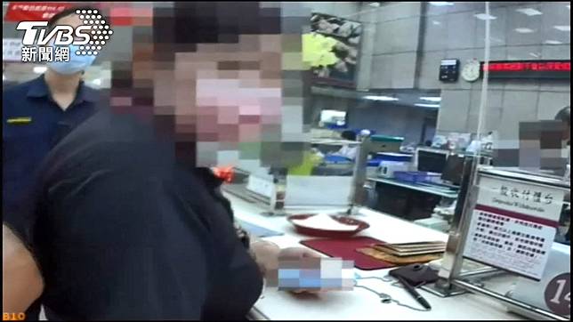 霸氣警嗆「我是她男友」成功阻詐 婦險匯4百萬 | TVBS | LINE TODAY