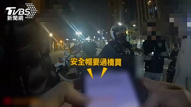 沒戴帽卻帶毒！騎士遭攔查搜身 扭捏反抗 | TVBS | LINE TODAY