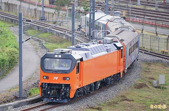 開箱！台鐵電車E500從陽光小站開到南方小站 橘身黑頂引搶拍 | 自由電子報 | LINE TODAY