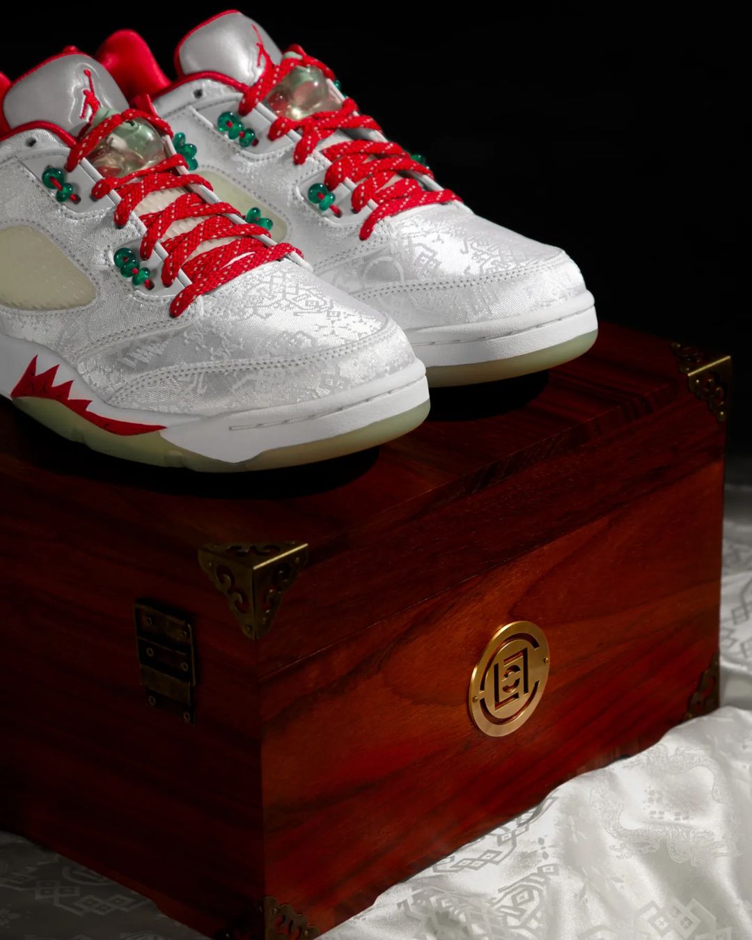 CLOT x Air Jordan 5 Low 「白絲綢」二十週年版本登場！只限量250雙？！ | LINE購物