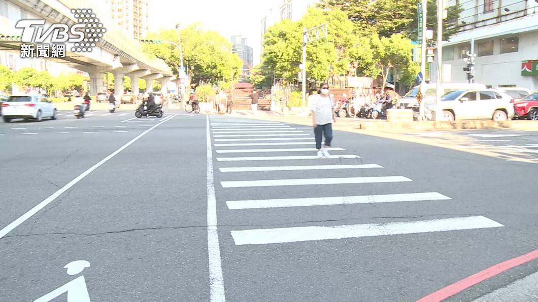 台中這路口錄影抓「車不禮讓行人過馬路」 科技執法罰3600元 | TVBS | LINE TODAY