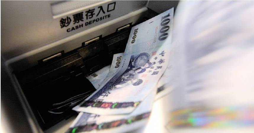 ATM領錢卻跑掉！她轉頭見人竟「站超商門口」偷看 碰了恐出事 | CTWANT | LINE TODAY