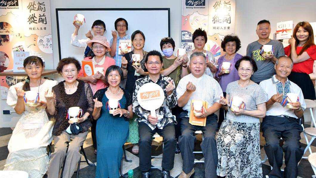 過半數不知祖父母年齡！壯世代陪爺奶立傳回顧「高玩」精彩人生 | TVBS | LINE TODAY