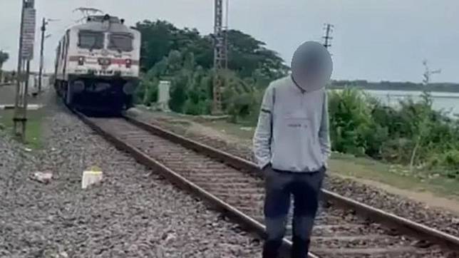 不要命？印度少年為拍IG影片漫步鐵軌 遭火車撞飛重傷 | TVBS | LINE TODAY