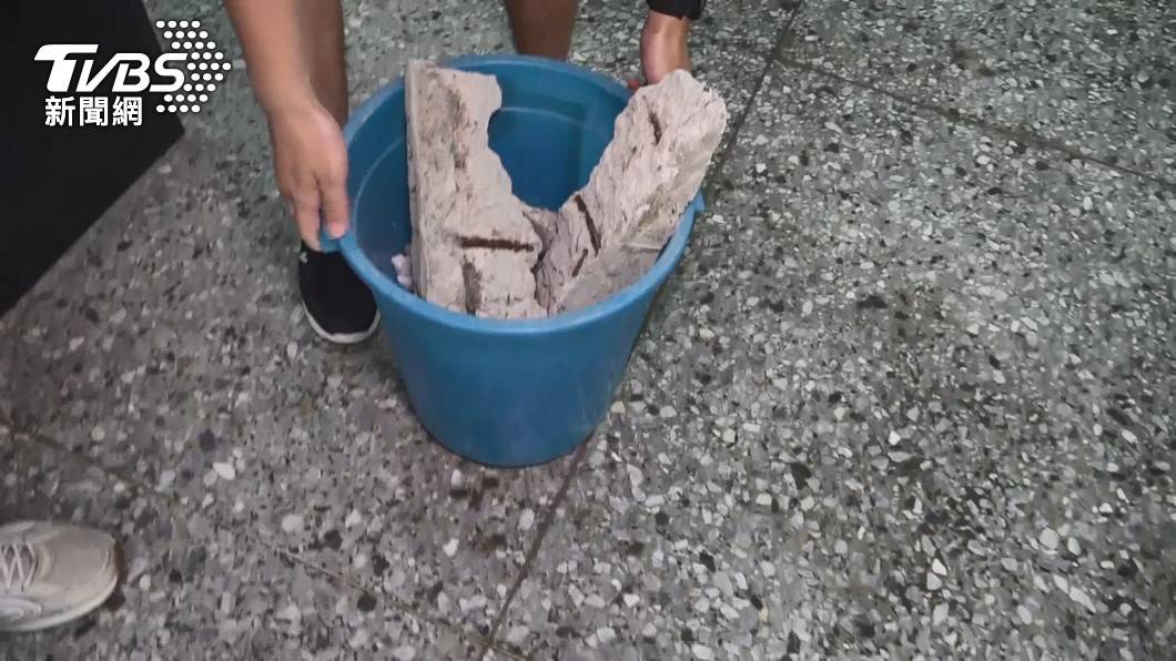 驚死人！北市泳池公園是海砂屋 大石塊隨時剝落砸人 | TVBS | LINE TODAY