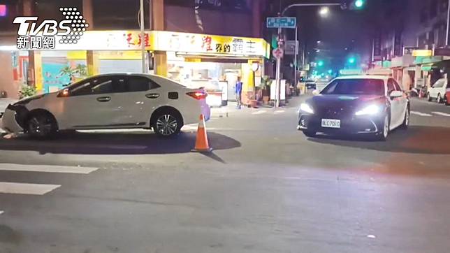 人車噴飛！深夜闖紅燈 女騎士慘遭轎車撞飛 | TVBS | LINE TODAY