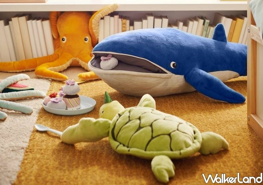 IKEA鯊鯊地位不保！嘴巴可以打開「IKEA巨萌藍鯨、虎鯨」海洋娃娃新品抱回家睡，「海洋生物5件349元」迷你款先收一套再說。 | WalkerLand 窩客島 | LINE TODAY