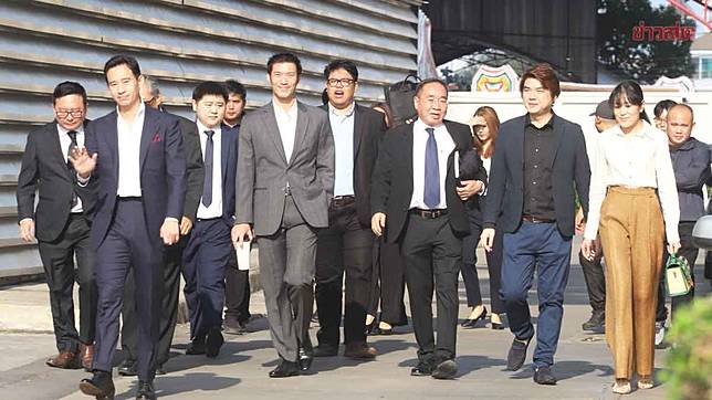 ระทึก! ศาลนัดตัดสิน ‘ธนาธร-ปิยบุตร-ช่อ-พิธา’ พร้อมพวก คดีแฟลชม็อบปี 62 | Khaosod | LINE TODAY