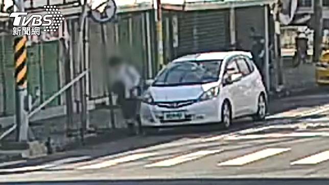 高中生補習慘撞懸空鐵柱 差1.5CM傷眼球 | TVBS | LINE TODAY