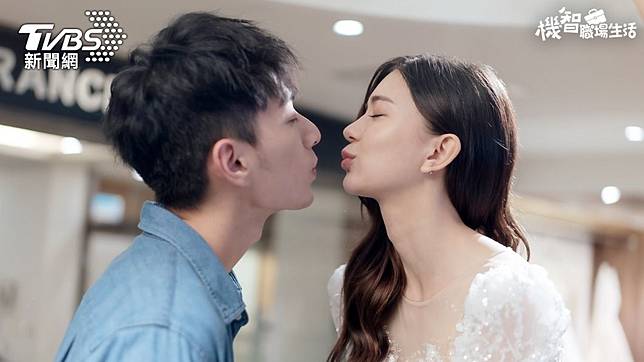 《機智職場》首播就發燒！鄭芯恩被帥男狂追「安凌CP」感情添變數 | TVBS | LINE TODAY