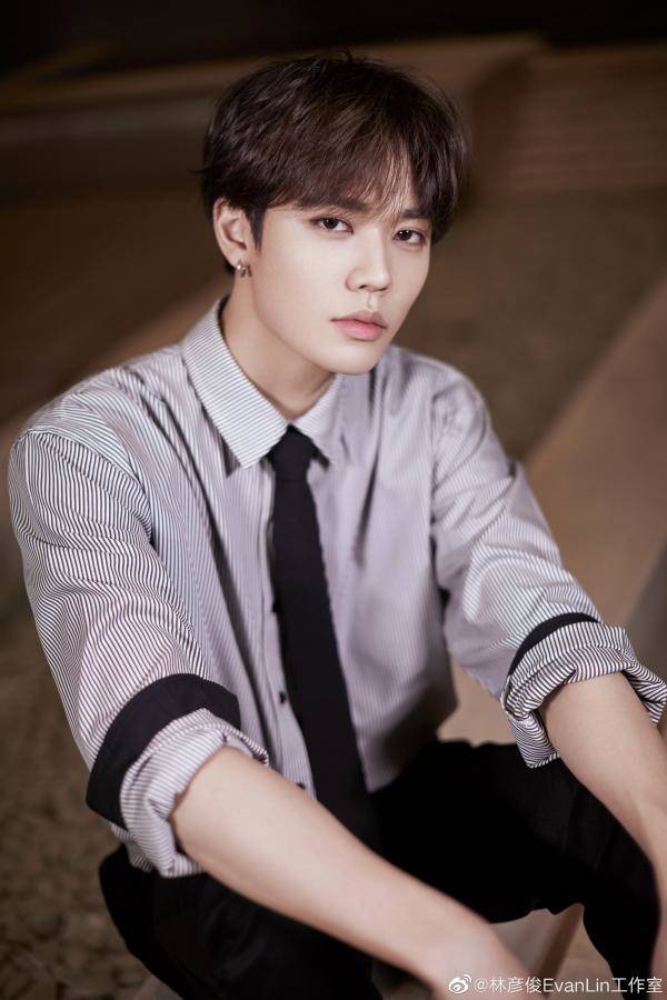 ทำความรู้จักกับไอดอลแดนมังกร Evan Lin หนุ่มมาดนิ่งกับรอยยิ้มสุดอบอุ่นที่จะมาเคาะประตูหัวใจให้คุณ ...