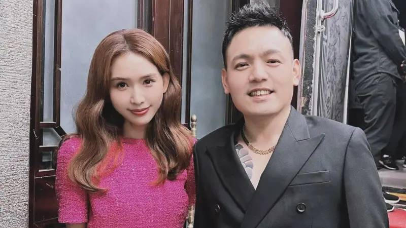 Chunfeng shyly took a photo with Lin Chiling after being caught with an ...