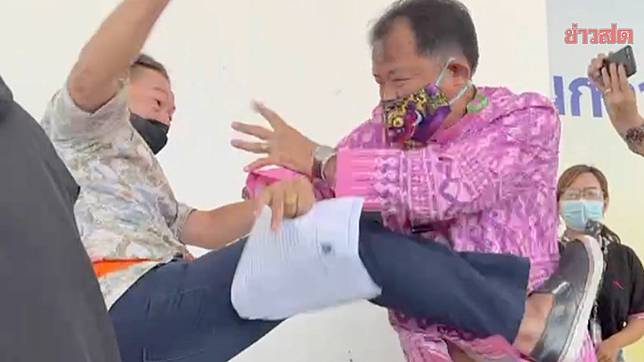 ด่วน! ลุงบุกชก-ทำร้าย 'ศรีสุวรรณ' ขณะร้องตำรวจเอาผิด 'โน้ส อุดม' ปมเดี่ยว 13 | Khaosod | LINE TODAY