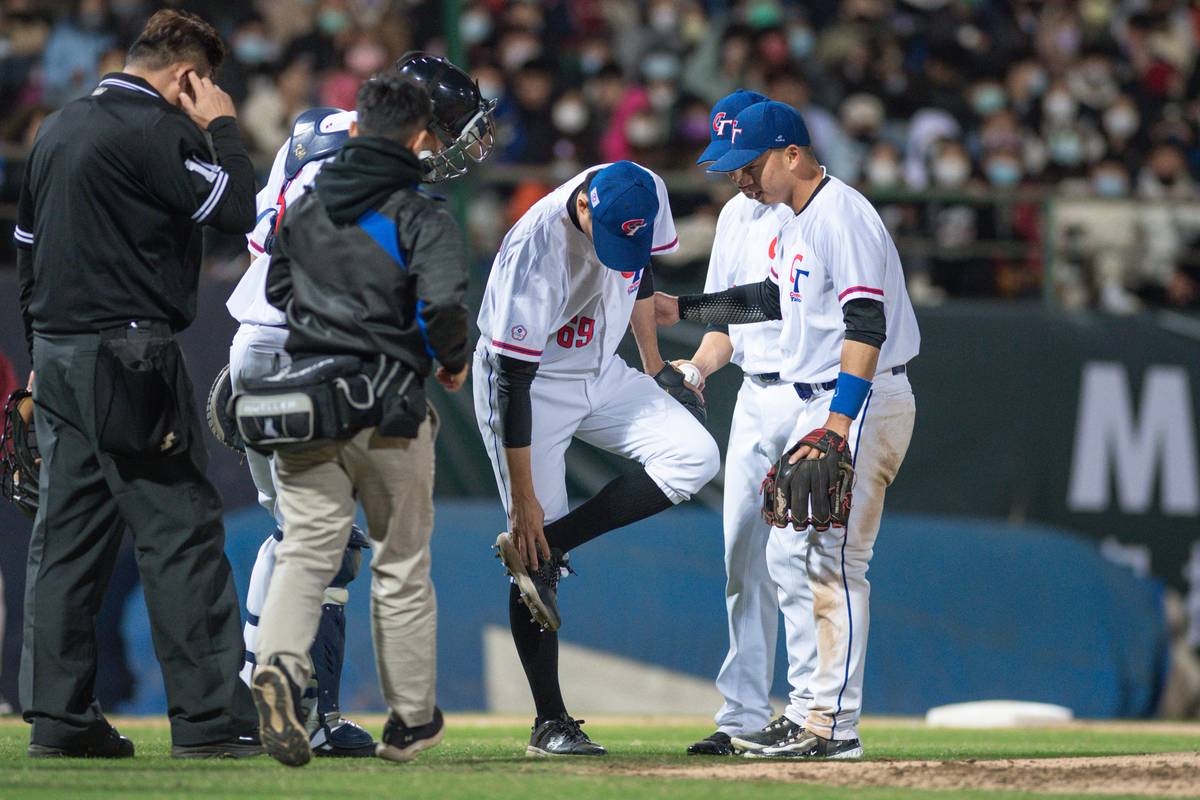 WBC》驚！ 黃子鵬被張閔勛強襲球打到腳提前退場 | TSNA | LINE TODAY