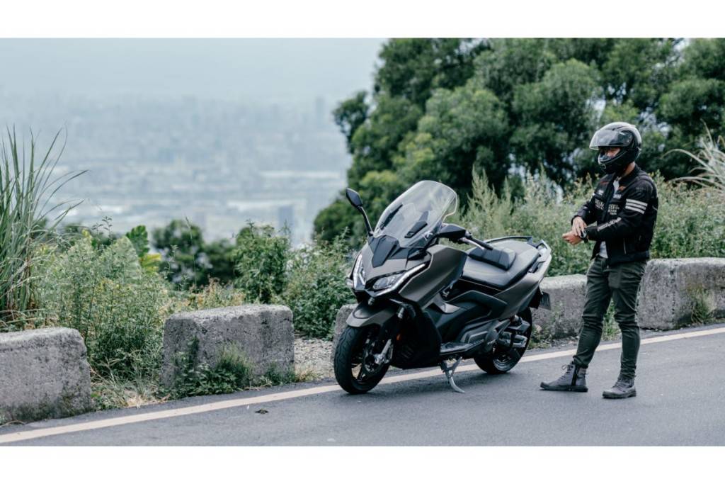 運動本質添加悠閒個性 Kymco AK550 Premium試駕報導 | CarStuff人車事 | LINE TODAY