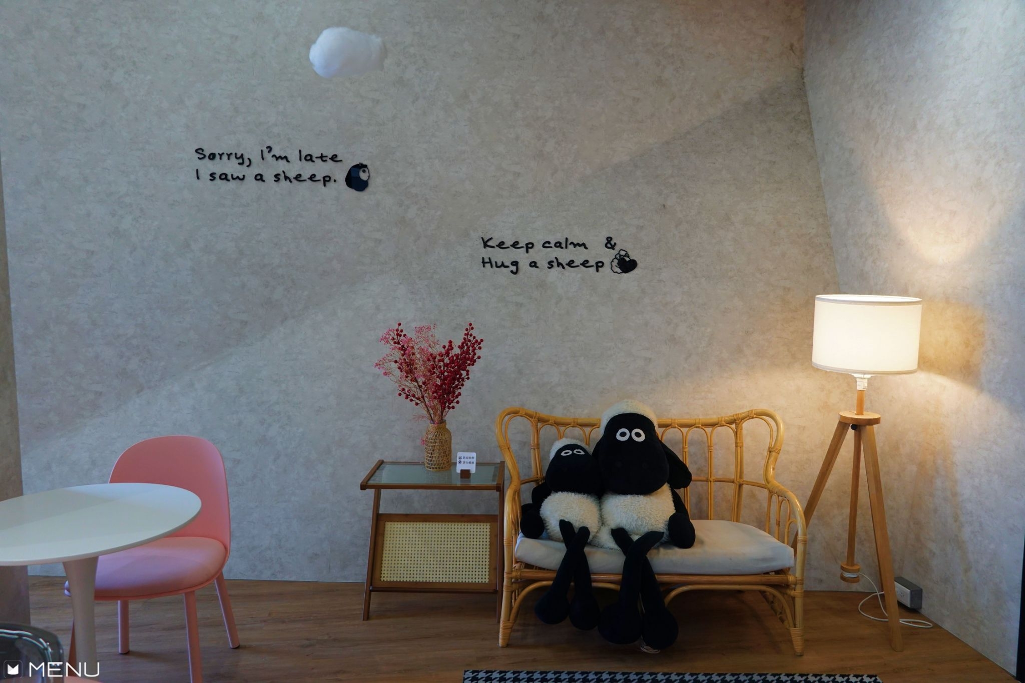 【MENU帶路】時尚黑白風格的「黑RURU CAFE」，超萌笑笑羊陪你一起享受午茶時光 | LINE購物
