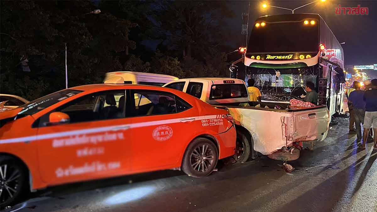 มิตรภาพสุดเดือด รถทัวร์เบรกแตก ชนสนั่น 10 คันรวด เจ็บระนาวอีก 7 | Khaosod | LINE TODAY