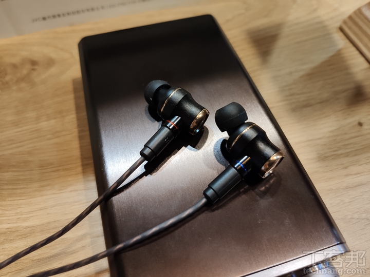 JVC 在台發表全新一代木質振膜入耳式耳機 HA-FW1800，主打逼真生動的音效表現，售價 18,900 元 | LINE購物