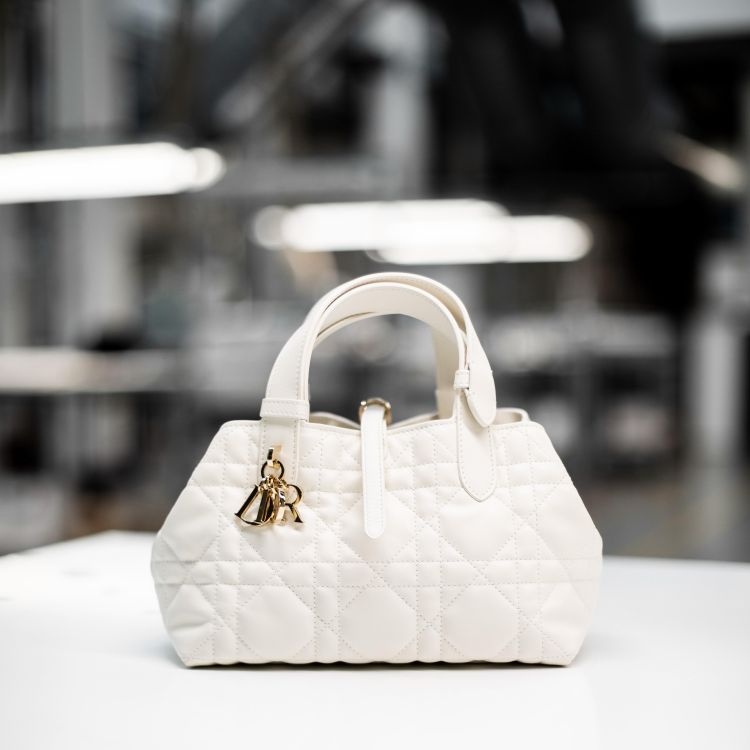 2023夏天「白色精品包」推薦這10款！LV、Celine、Loewe....換上清爽白色，Dior 新款連BLACKPINK Jisoo都搶先曬！ | LINE購物