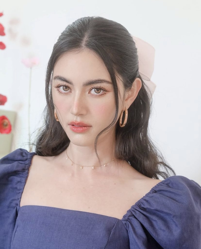 「輕泰妝」來襲！5大重點畫出「高級混血臉」！跟著人間芭比Lisa、泰國女神Aump＆ Davika一起又甜又辣～ | LINE購物