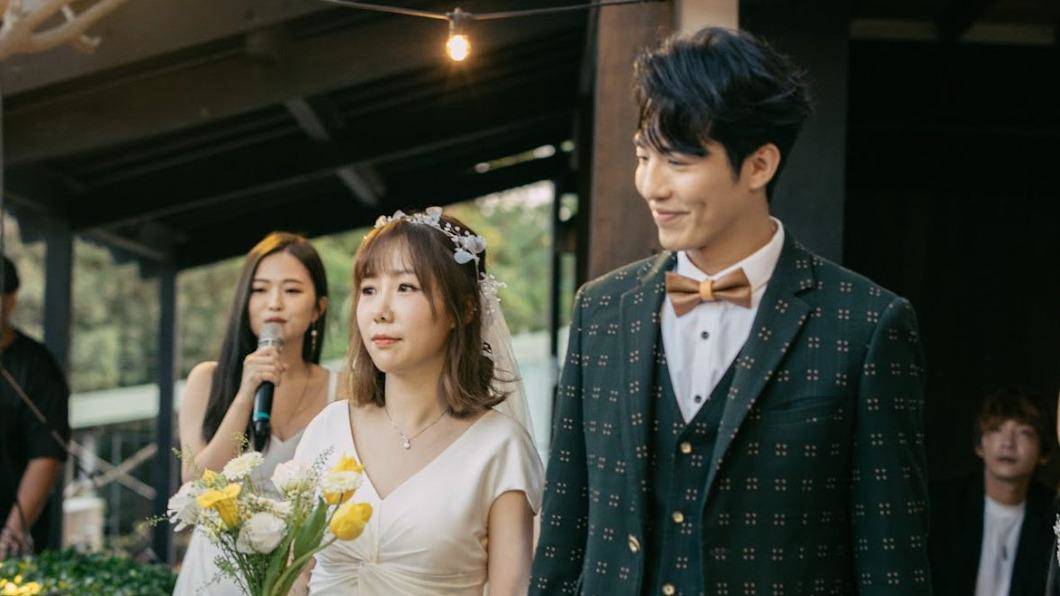 The beautiful actress is married! Holding father’s hand and “marrying ...