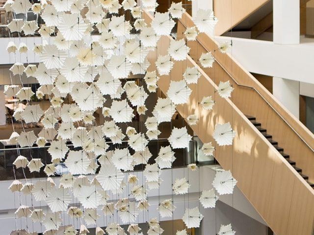 鳥の群れを表現。キネティックアート「Diffusion Choir」（bouncy）