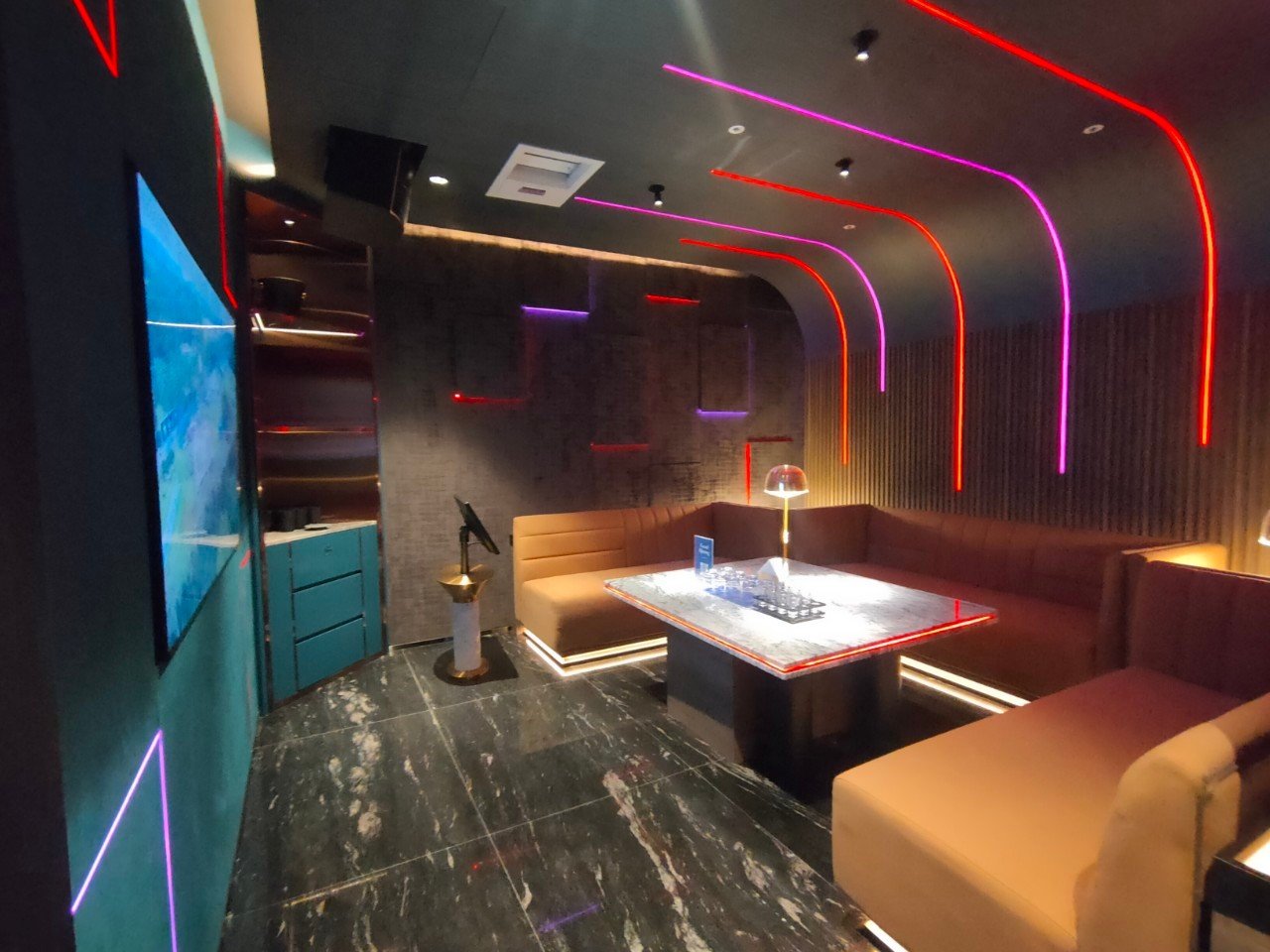 信義區全新高檔KTV「ONCOR」！吃得到江振誠的牛肉麵＆水餃，還能看球賽聽音樂 | LINE購物