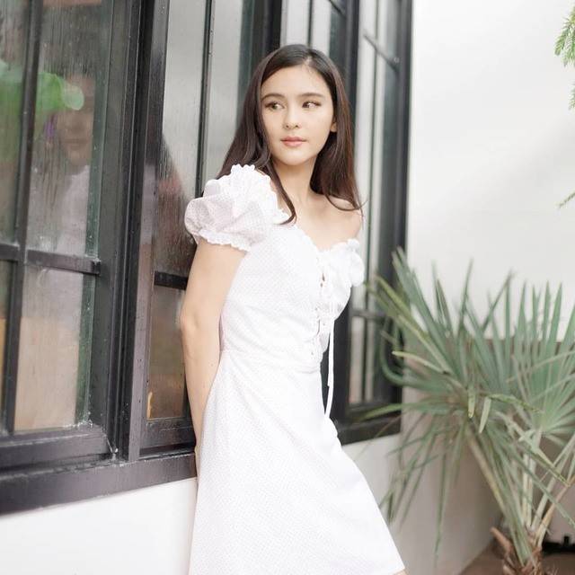 SistaCafe | WHITE BUT HOT! รวมไอเดียแต่งตัว "แฟชั่นเดรสสีขาว" จากเหล่าดาราสุดแซ่บ!!