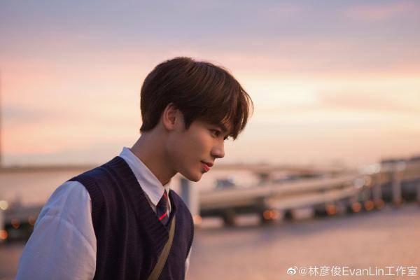ทำความรู้จักกับไอดอลแดนมังกร Evan Lin หนุ่มมาดนิ่งกับรอยยิ้มสุดอบอุ่นที่จะมาเคาะประตูหัวใจให้คุณ ...