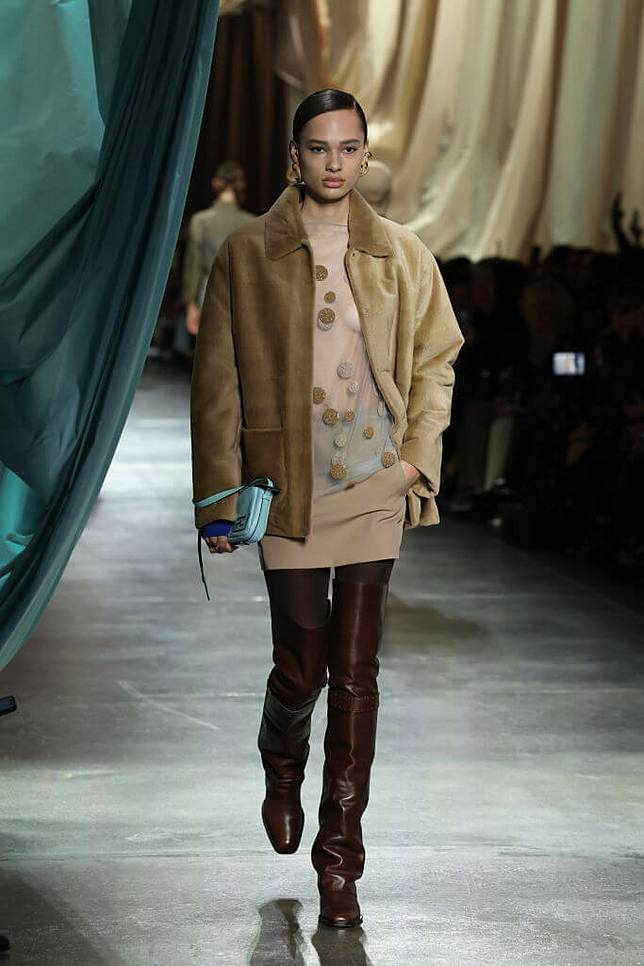 【米蘭時裝周 FW24】FENDI 設計靈感來自1984的 ARCHIVE 索自在從容的穿衣之道 | MING'S | LINE TODAY