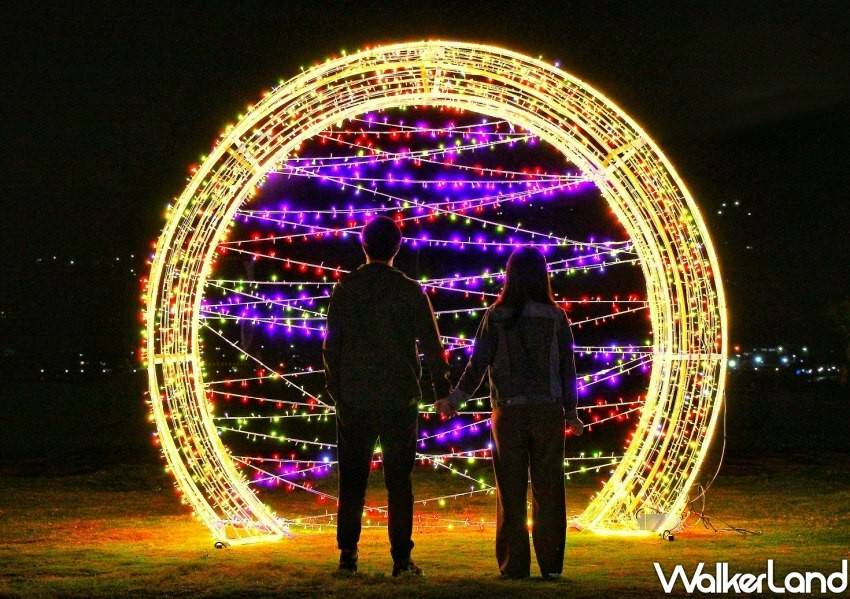 淡水也點燈了！超過30天「淡水河濱光雕展」揪淡江學妹打卡，「360度日落光雕」點亮淡水河畔最浪漫夜景。 | WalkerLand 窩客島 | LINE TODAY