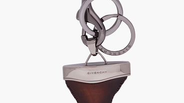 Givenchy Wooden Shark Tooth Keychain 木頭材質鯊魚牙齒鑰匙圈 | LINE購物