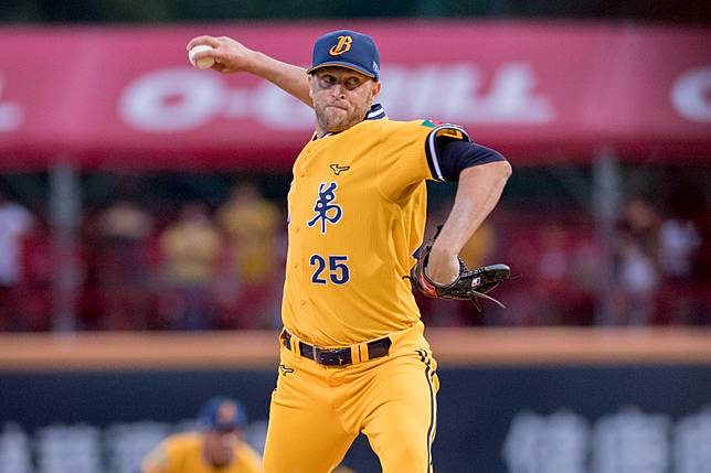 影/被雨害到！新洋投馬格文一軍開箱只投3.1局 暫停1小時後還續投 | TSNA | LINE TODAY